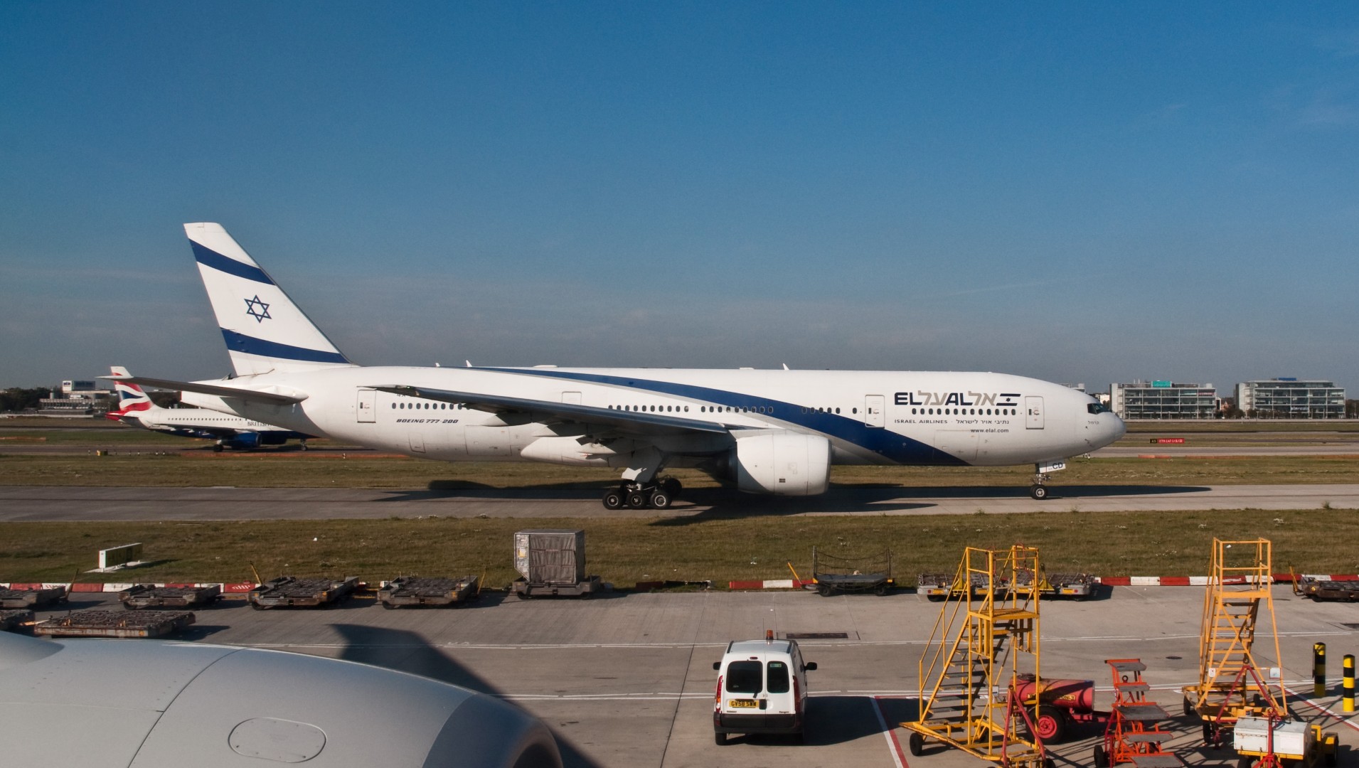 El_Al_Boeing_777-200ER_London_Heathrow_Airport (Large) - גד שירותי תיירות